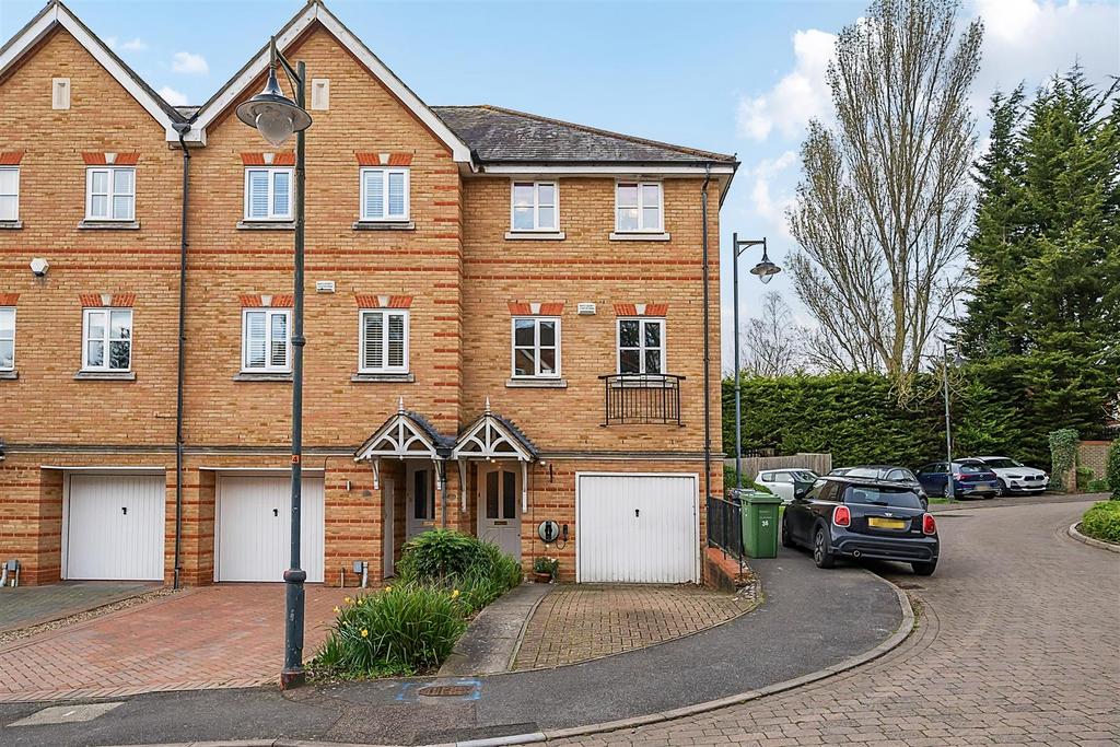 Montague Hall Place, Bushey WD23 4 bed townhouse for sale - £670,000