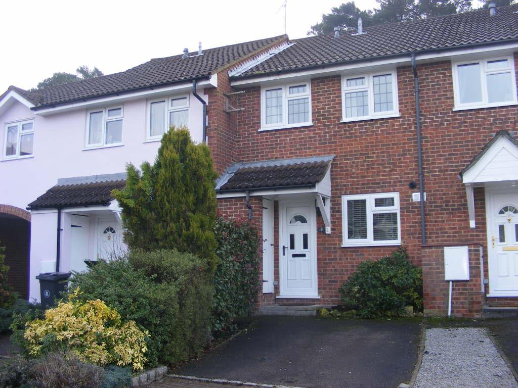 Albert Road, Bagshot GU19 2 bed terraced house - £1,400 pcm (£323 pw)