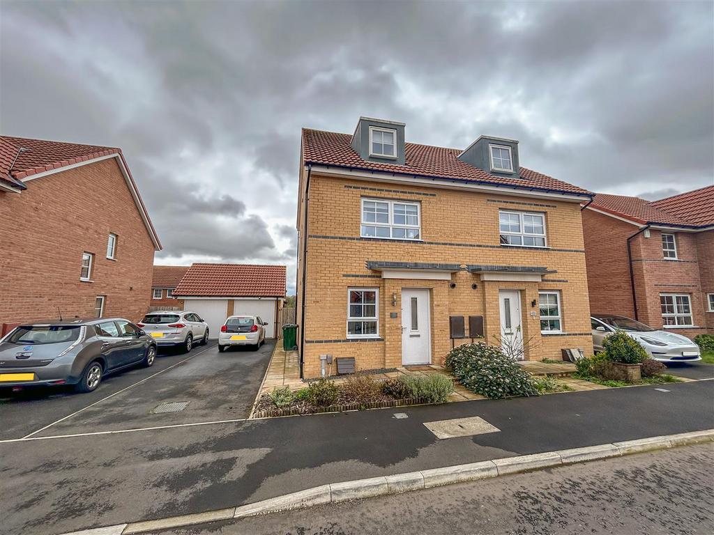 Ascot Drive, North Gosforth... 4 bed semi-detached house - £260,000
