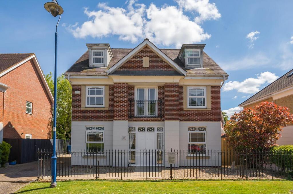 Drifters Drive, Deepcut, Camberley GU16 5 bed house for sale - £800,000