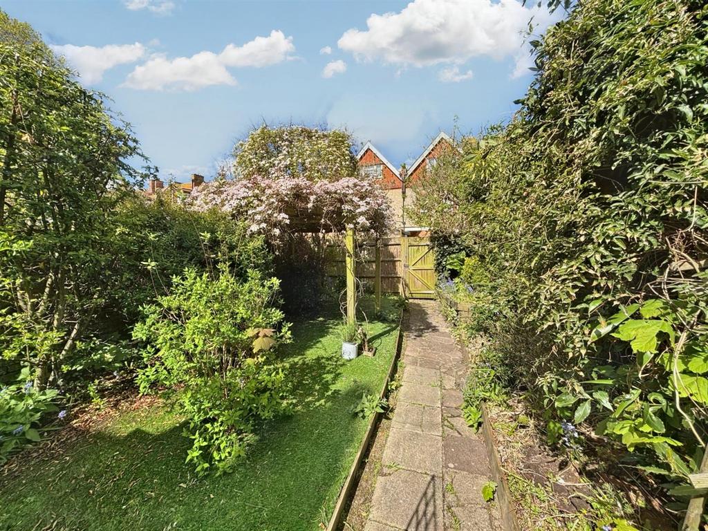 Grove Road, Eastbourne 2 bed flat - £190,000