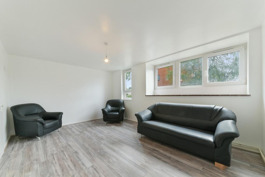 Badric Court, SW11 3 bed flat - £2,650 pcm (£612 pw)