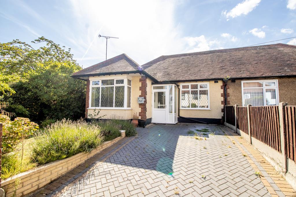 Carlton Avenue, Westcliff-on-Sea SS0 2 bed semi-detached bungalow - £ ...