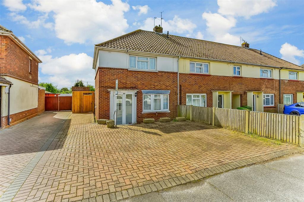 Harps Avenue, Minster On Sea... 2 bed end of terrace house - £240,000