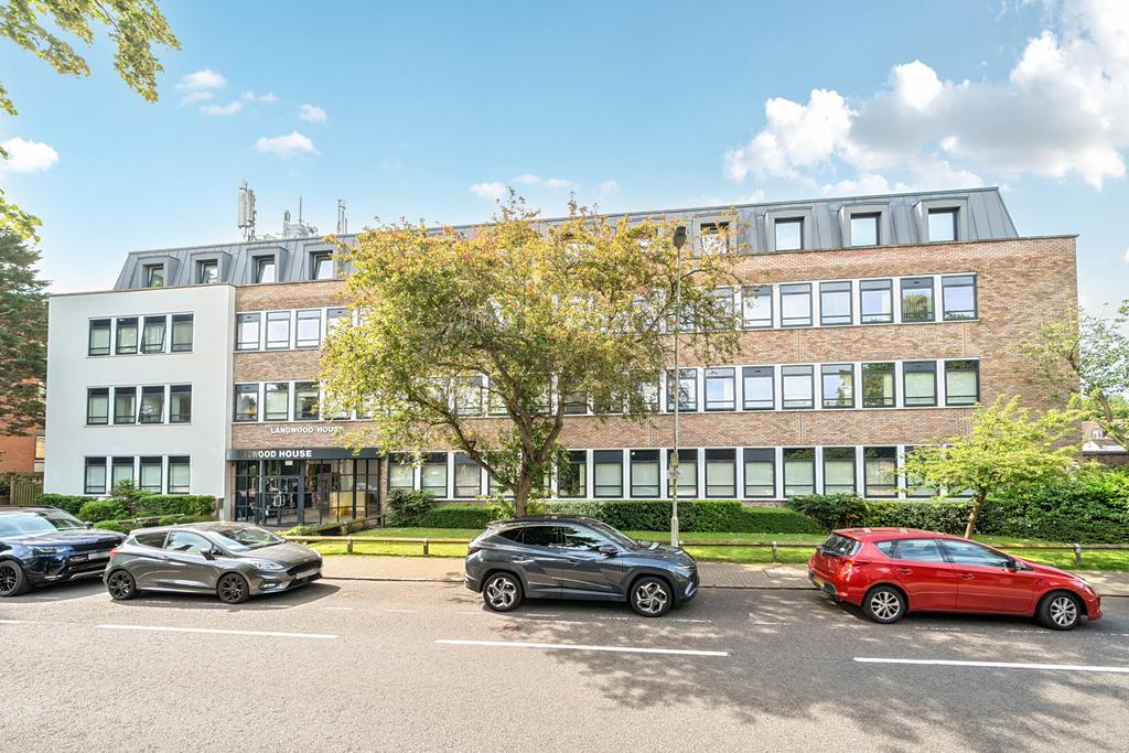 High Street, Rickmansworth... 2 bed apartment for sale - £350,000