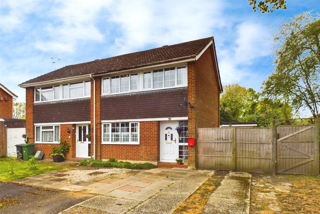 Pinehurst, Tadley, Hampshire, RG26 3 bed semi-detached house - £365,000