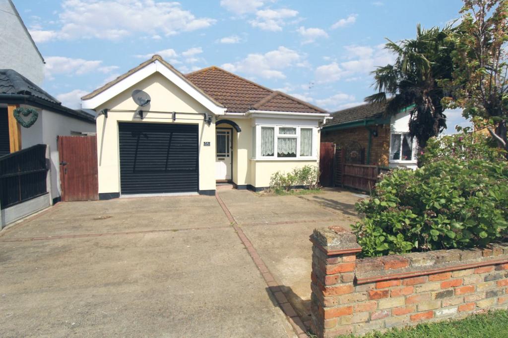 Queensland Avenue, Rochford, Essex, SS4 3 bed bungalow - £400,000