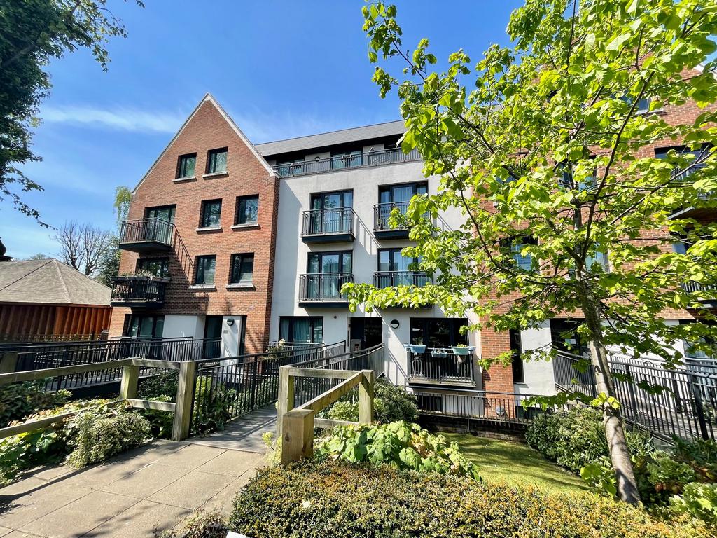 7 Holden Avenue, London N12 2 bed apartment - £2,000 pcm (£462 pw)