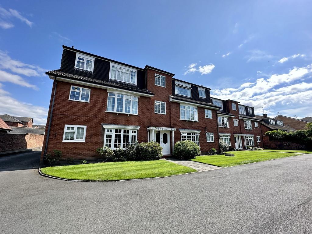 Southport PR9 2 bed flat - £140,000