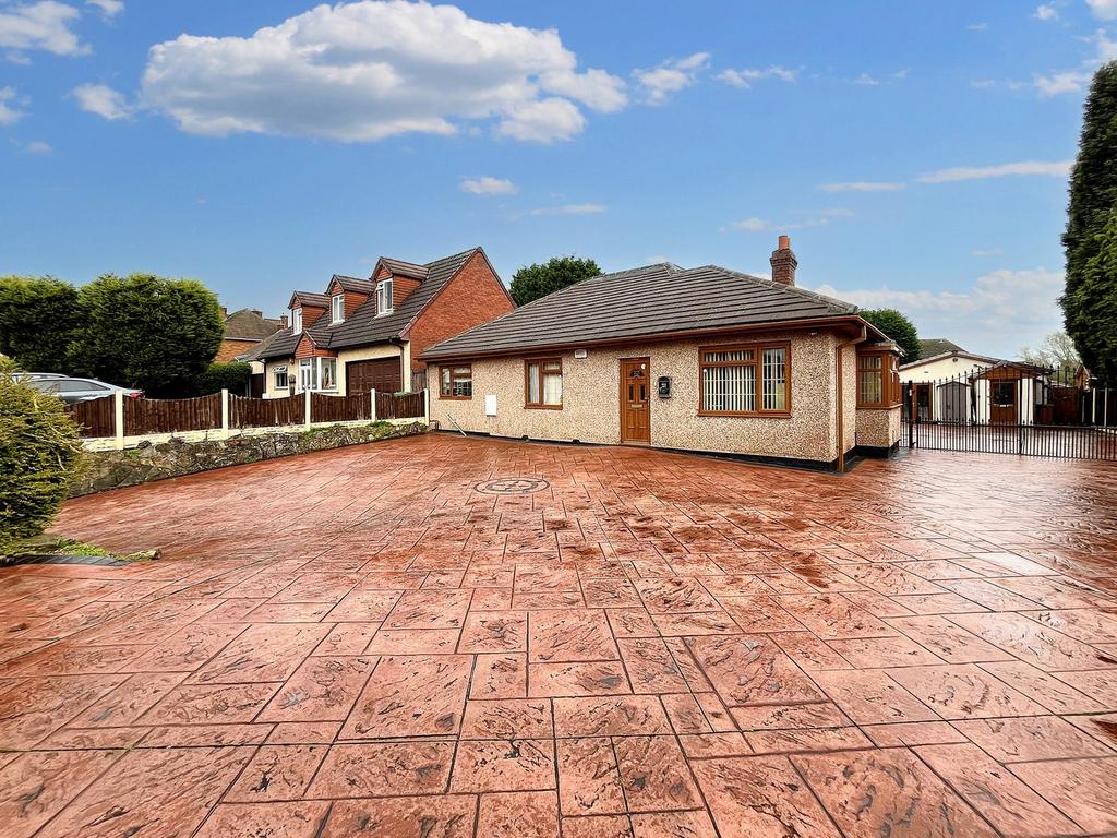 Lichfield Road, Shelfield, Walsall, WS4 3 bed bungalow for sale - £400,000