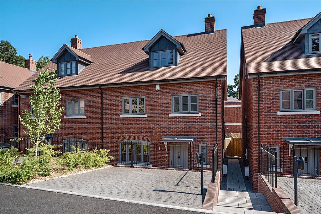 Dunmar Gardens, Camberley GU15 4 bed semi-detached house - £750,000