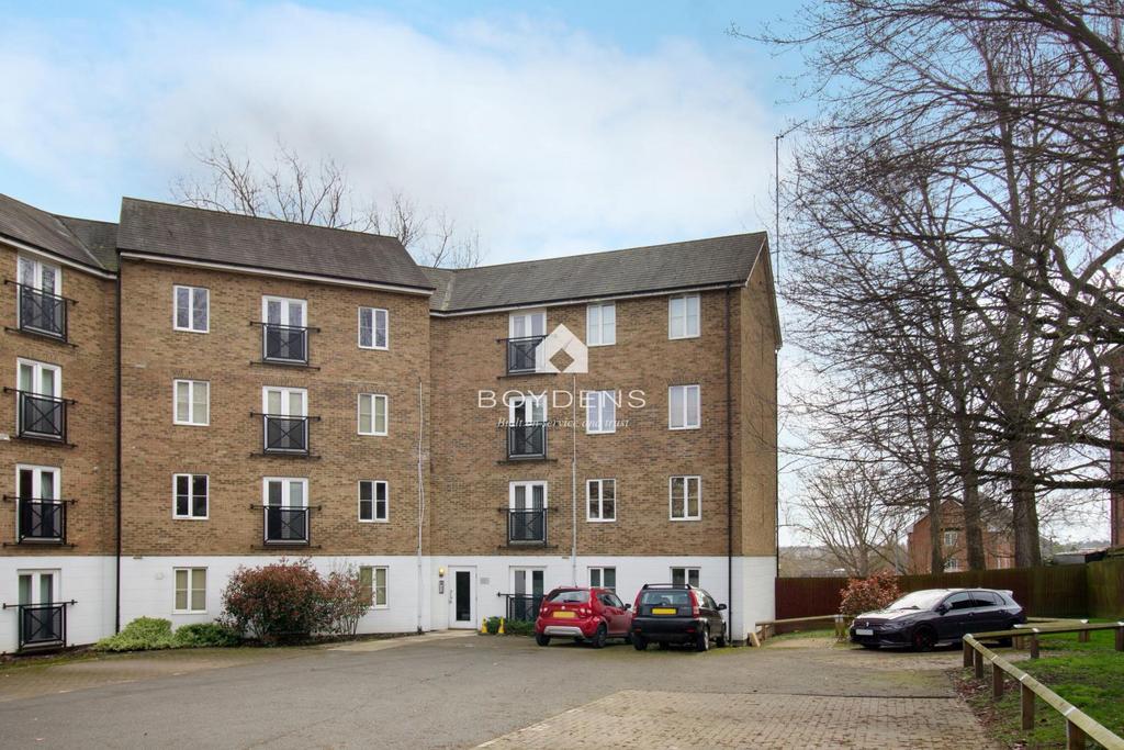 Bradford Drive, Colchester CO4 2 bed apartment - £200,000