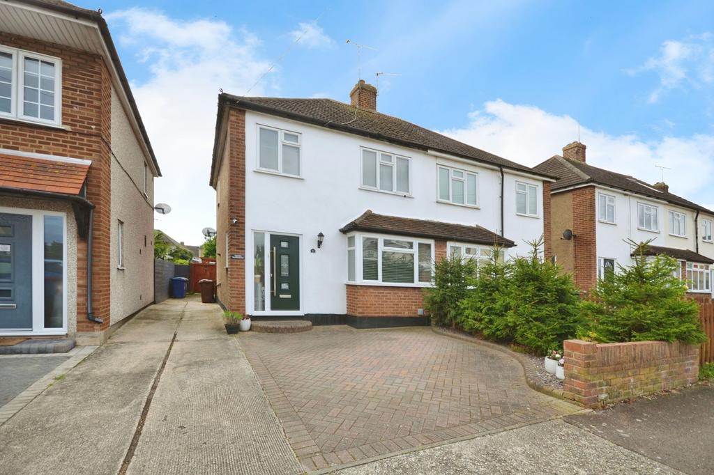 Valmar Avenue, Stanford-Le-Hope, SS17 3 bed semi-detached house - £375,000