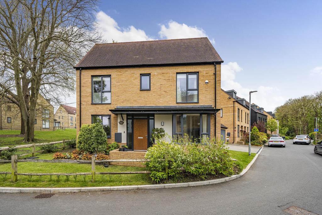 Coulsdon, Coulsdon CR5 3 bed detached house for sale - £725,000