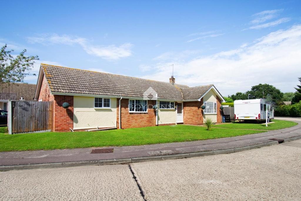 Meadow Close, Colchester CO7 4 bed detached bungalow - £390,000