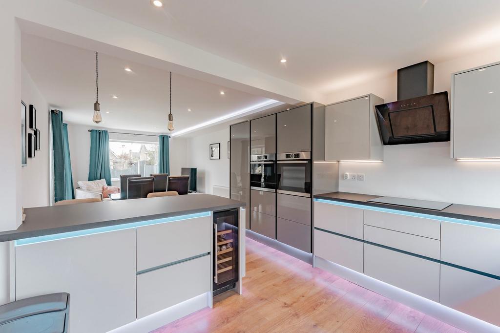 Reynolds Walk, Lowestoft 3 bed detached house - £325,000