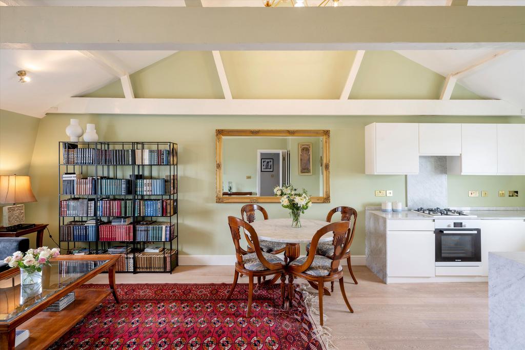 Redcliffe Square, Chelsea, London, SW10 2 bed flat - £850,000