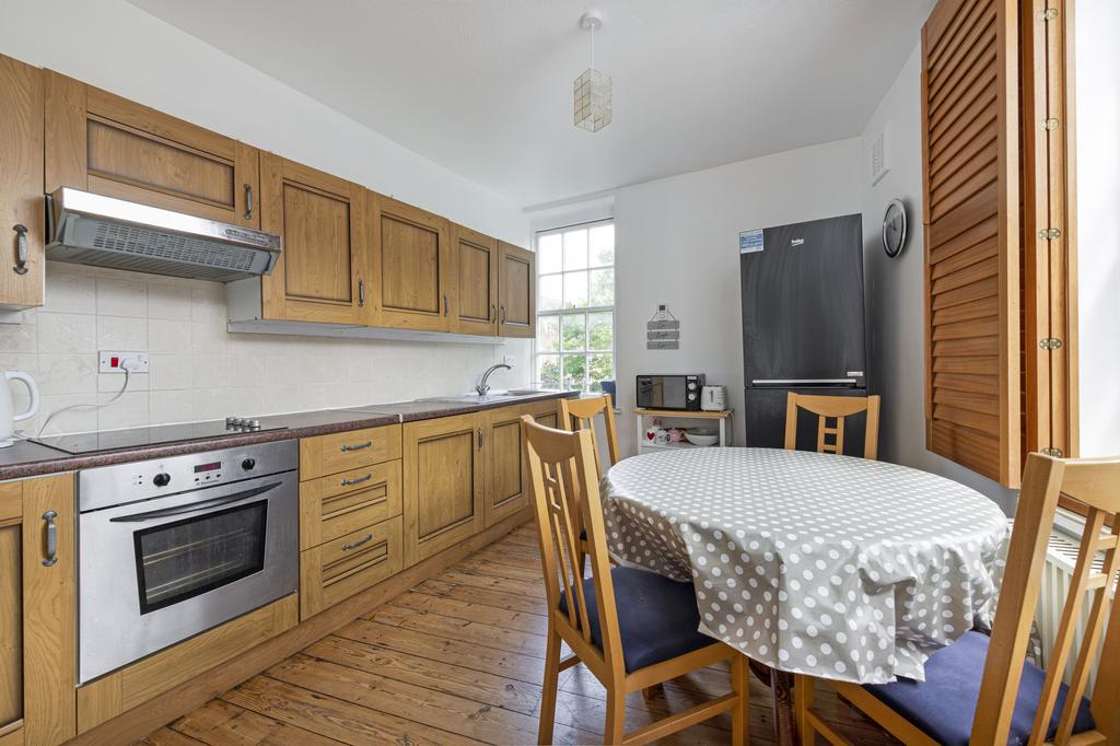 White House, Vicarage Crescent... 3 bed apartment - £2,220 pcm (£512 pw)