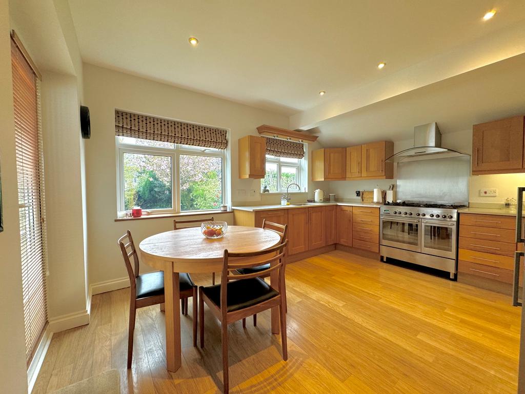 Lakeside, Swindon SN3 3 bed semi-detached house - £475,000