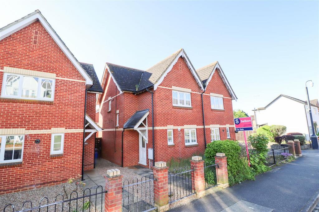 Albert Street, Fleet GU51 3 bed semi-detached house - £375,000