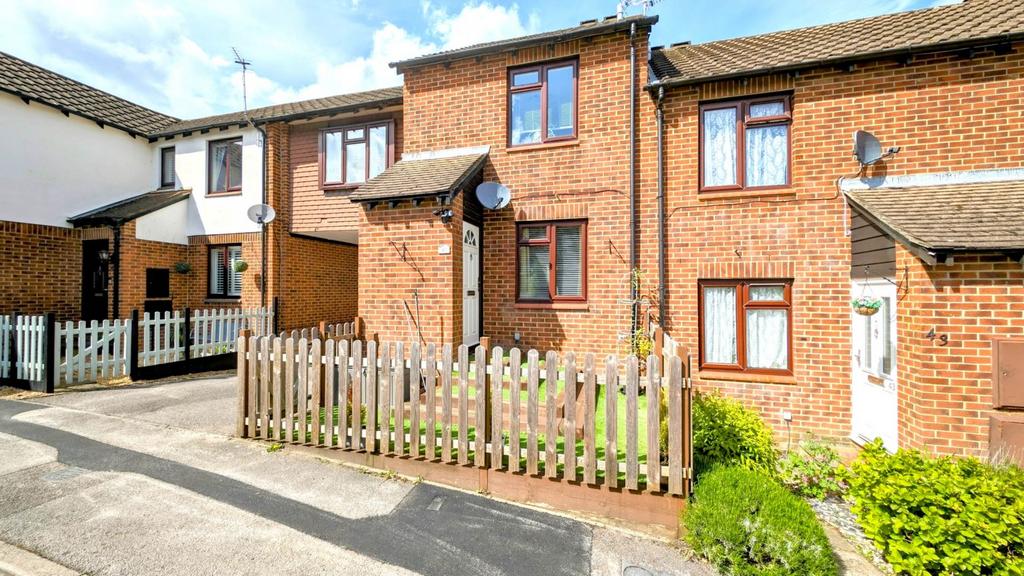 Roxburghe Close, Bordon GU35 3 bed terraced house - £282,500