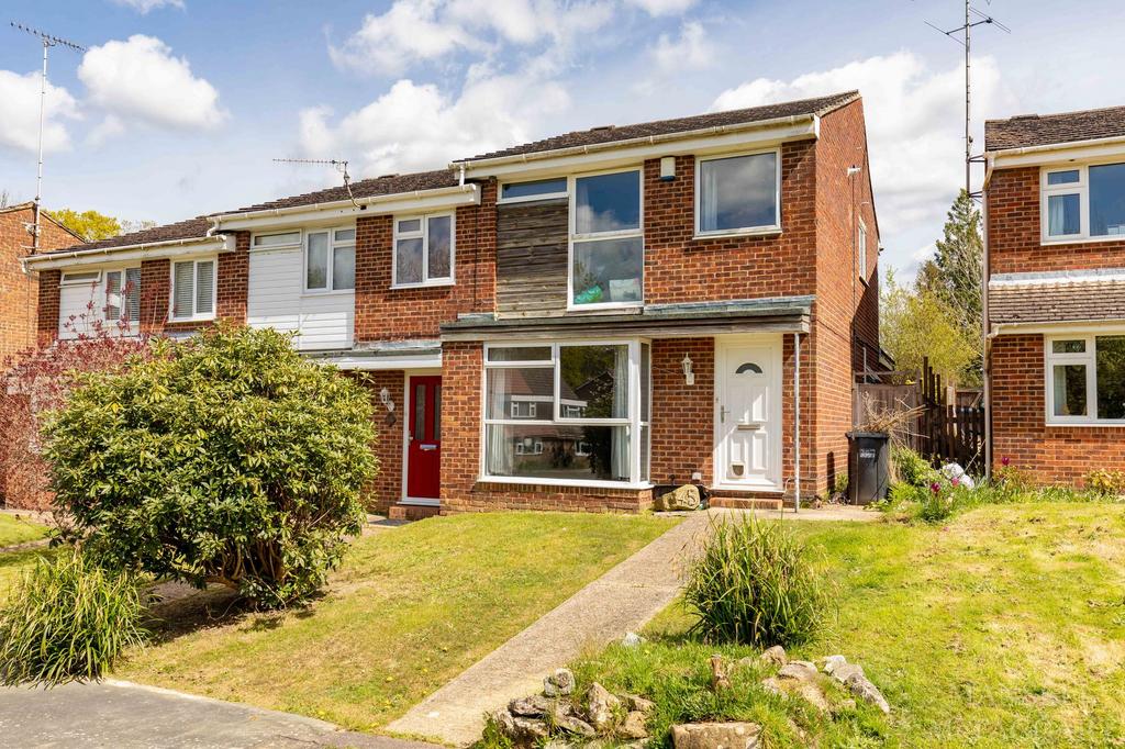 Hazel Way, Crawley RH10 3 bed end of terrace house - £400,000