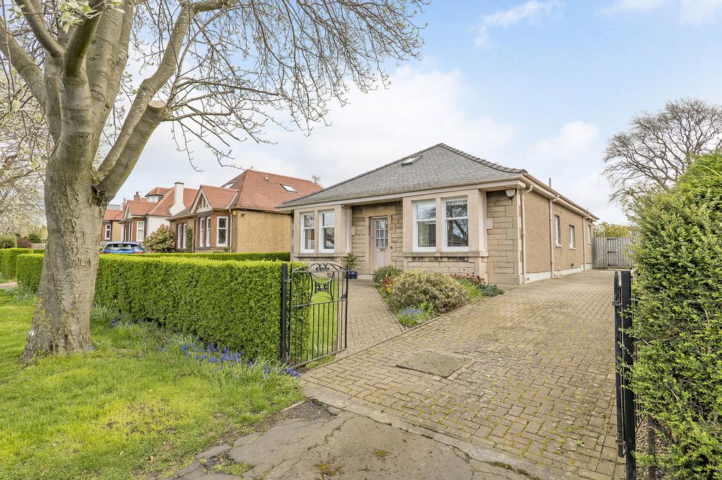17 Strachan Road, Blackhall, EH4 3RH 3 bed detached house - £725,000