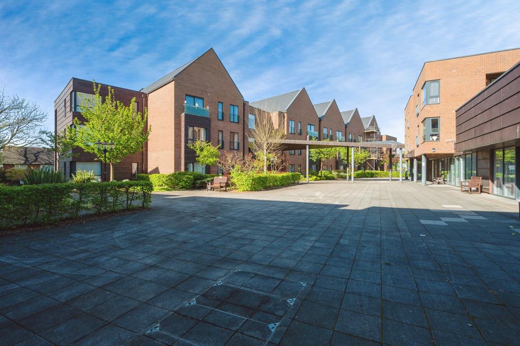 Heald Farm Court, Newton-le-Willows... 2 bed flat for sale - £55,000