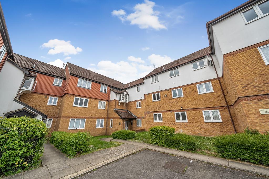 Oban Court, Pentand Avenue, Edgware... 2 bed flat - £349,950