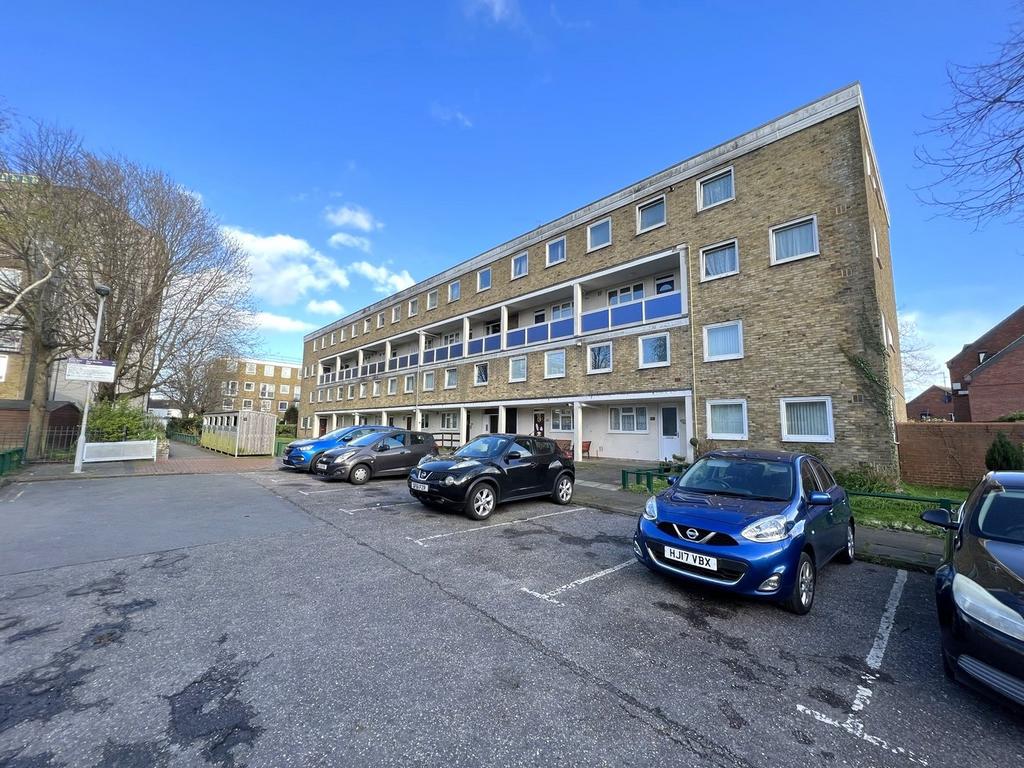 Perry Gardens, Poole, BH15 3 bed apartment - £200,000