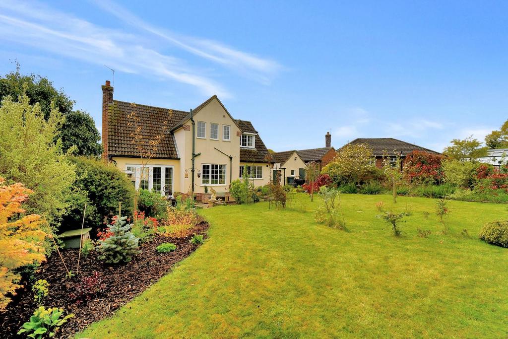 Lark Hill Crescent, Ripon 3 bed detached house - £499,950