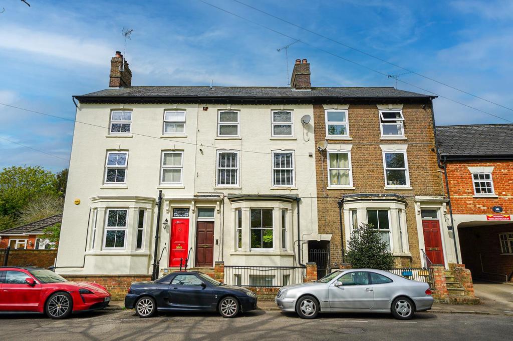 Mentmore Road, Leighton Buzzard 2 bed flat - £195,000
