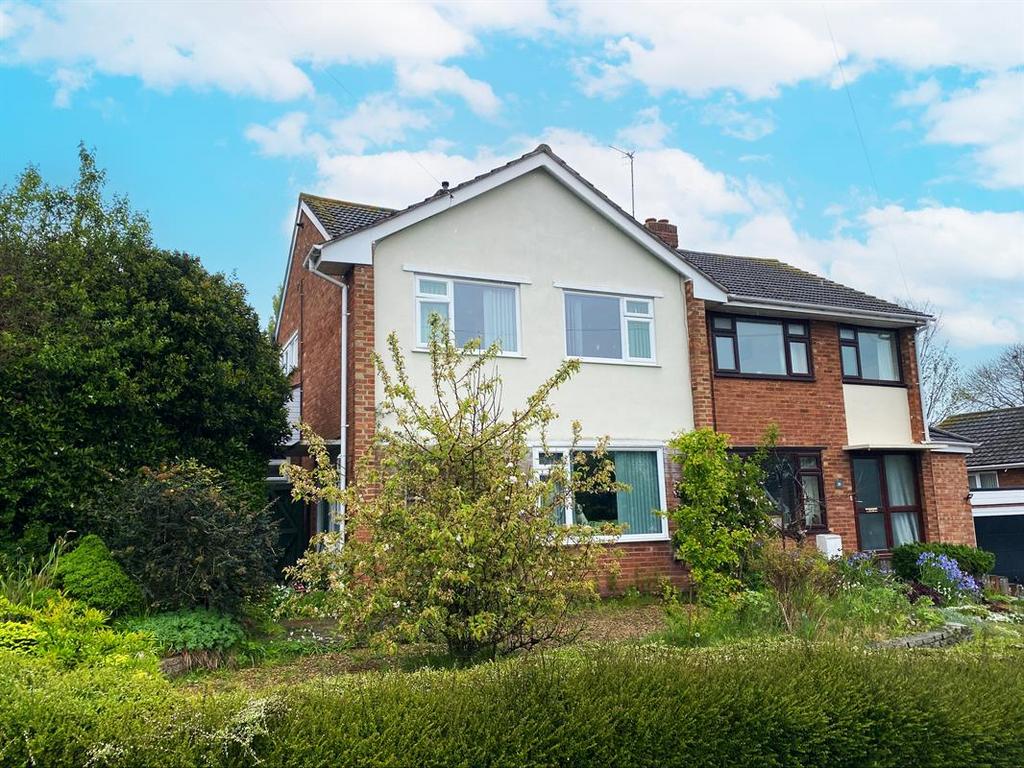 Meadow Road, Malvern, WR14 2SB 3 bed semi-detached house - £295,000