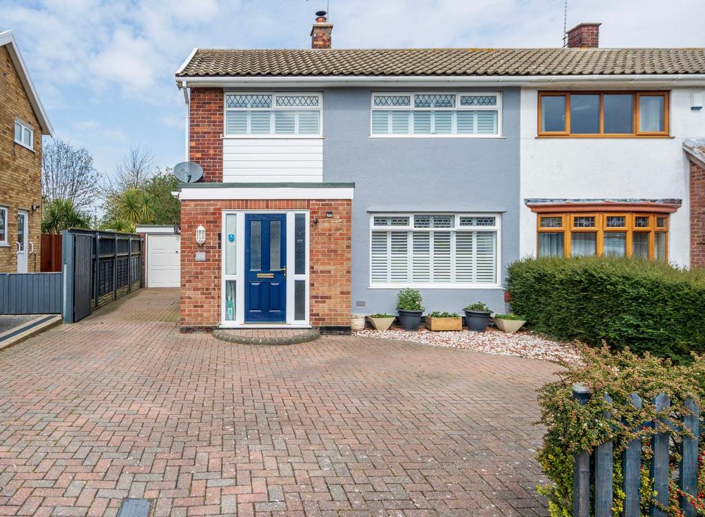 Pinewood Avenue, Lowestoft 3 bed semi-detached house - £240,000