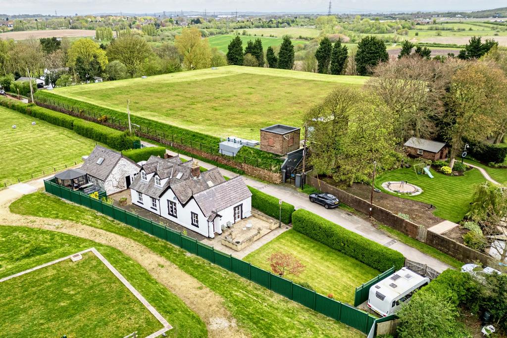 Pex Hill, Widnes WA8 4 bed detached house - £625,000