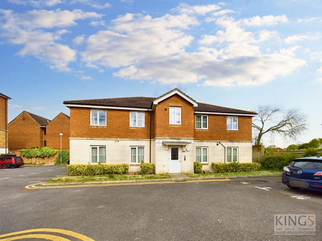 St. Lukes Court, Hatfield, AL10 2 bed ground floor flat - £135,000
