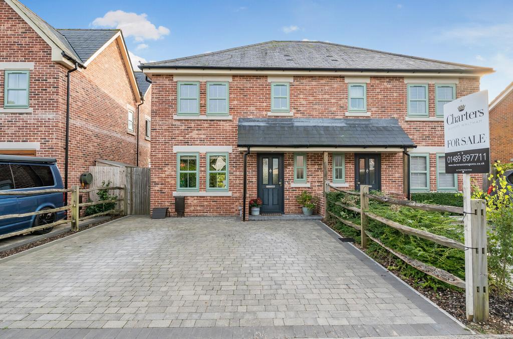 Solomons Lane, Shirrell Heath... 3 bed semi-detached house - £410,000