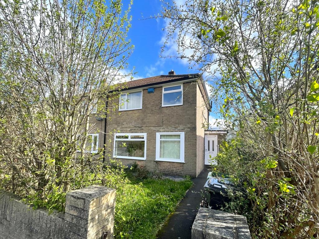 Dawson Road, Huddersfield, HD4 3 bed semi-detached house - £150,000
