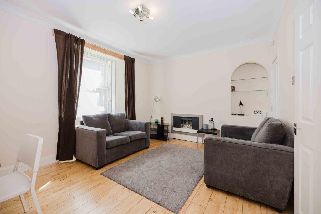 1534L – Simon Square, Edinburgh, EH8 9HP 2 bed flat - £1,425 pcm (£329 pw)
