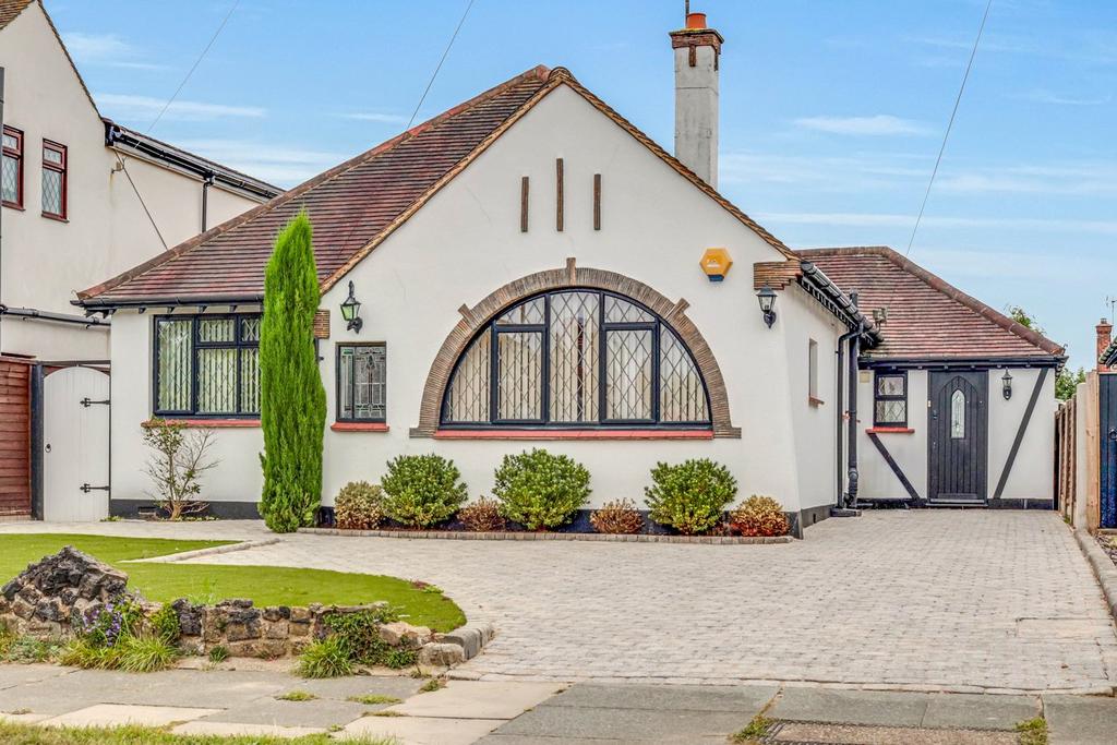 Branscombe Gardens, Thorpe Bay SS1 2 bed detached bungalow - £650,000