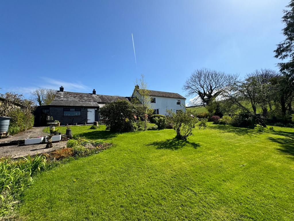 Mydroilyn, Lampeter, SA48 5 bed property with land for sale - £580,000