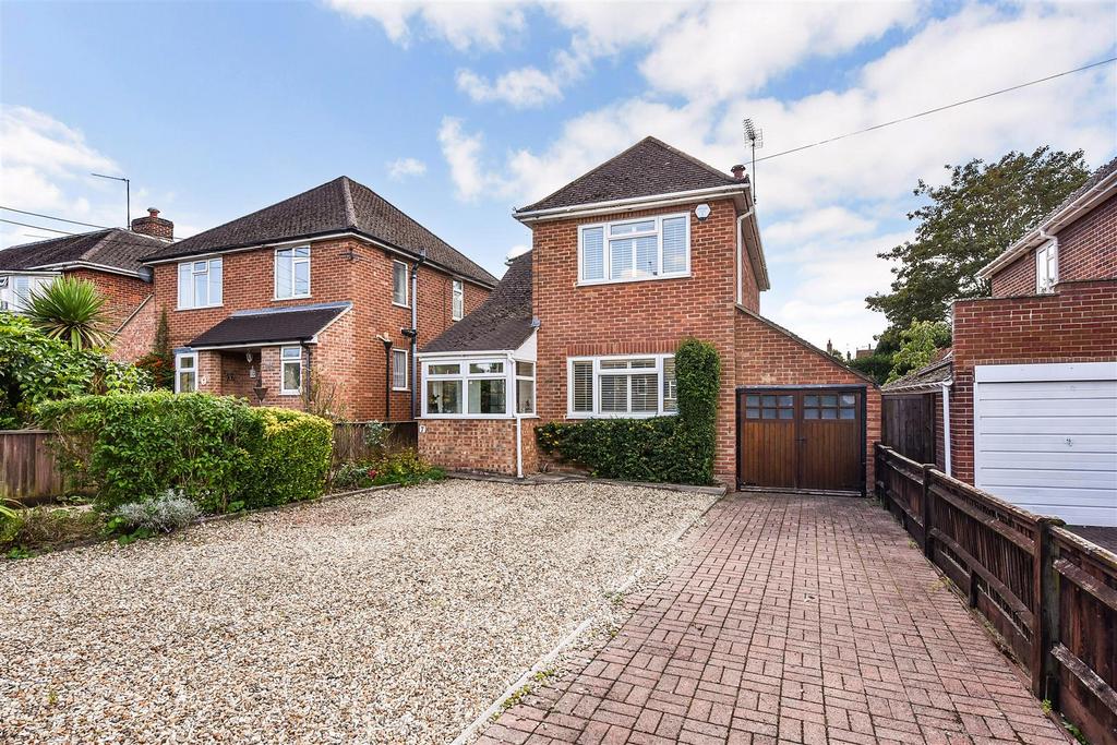 Croft Avenue, Andover 3 bed detached house - £450,000