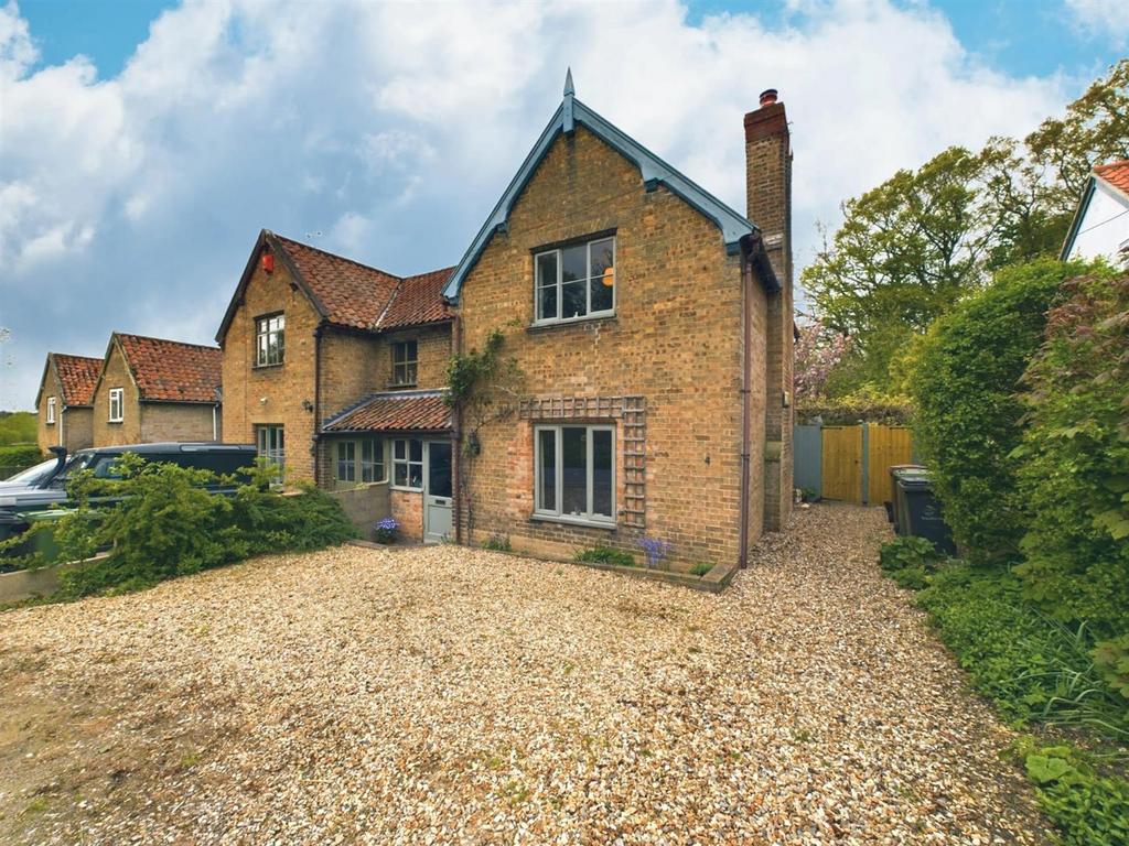 Dereham Road, Bylaugh 2 bed semi-detached house - £280,000