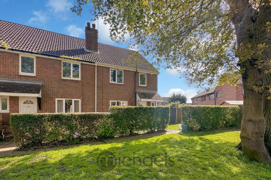 Tony Webb Close, Highwoods... 3 bed end of terrace house - £280,000