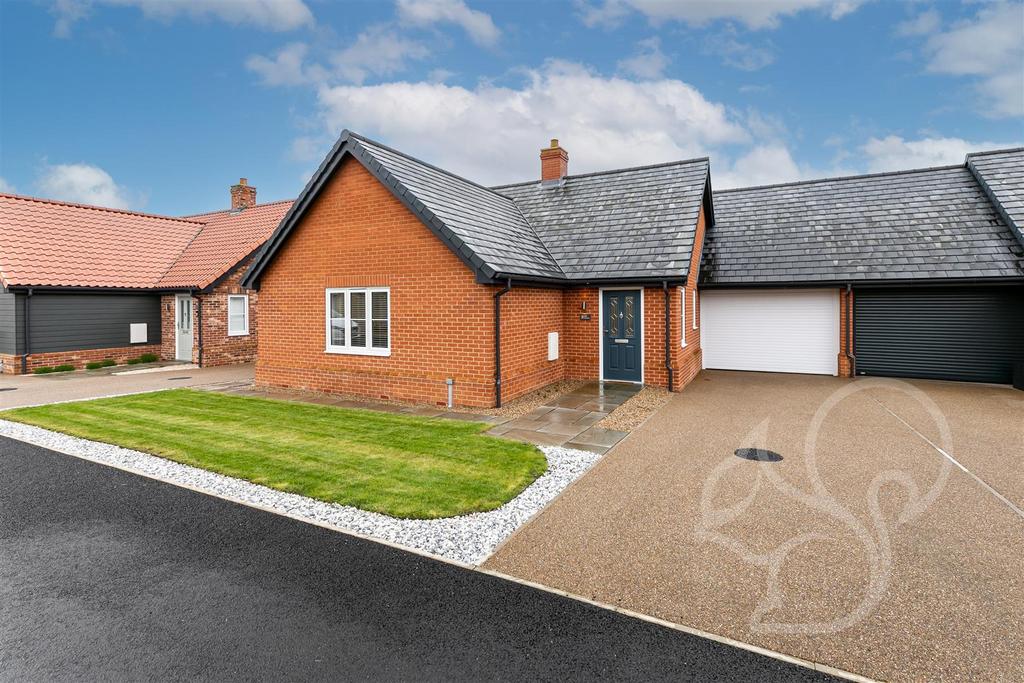 Buxhall IP14 2 bed detached bungalow - £325,000
