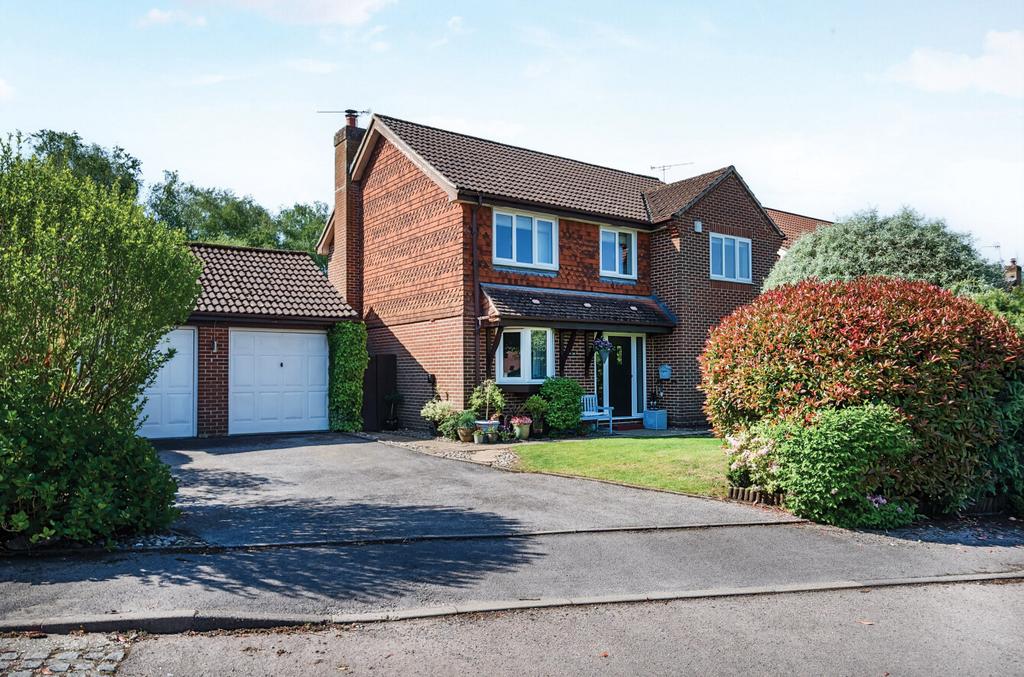 Fairway Close, Hampshire GU30 4 bed detached house - £685,000