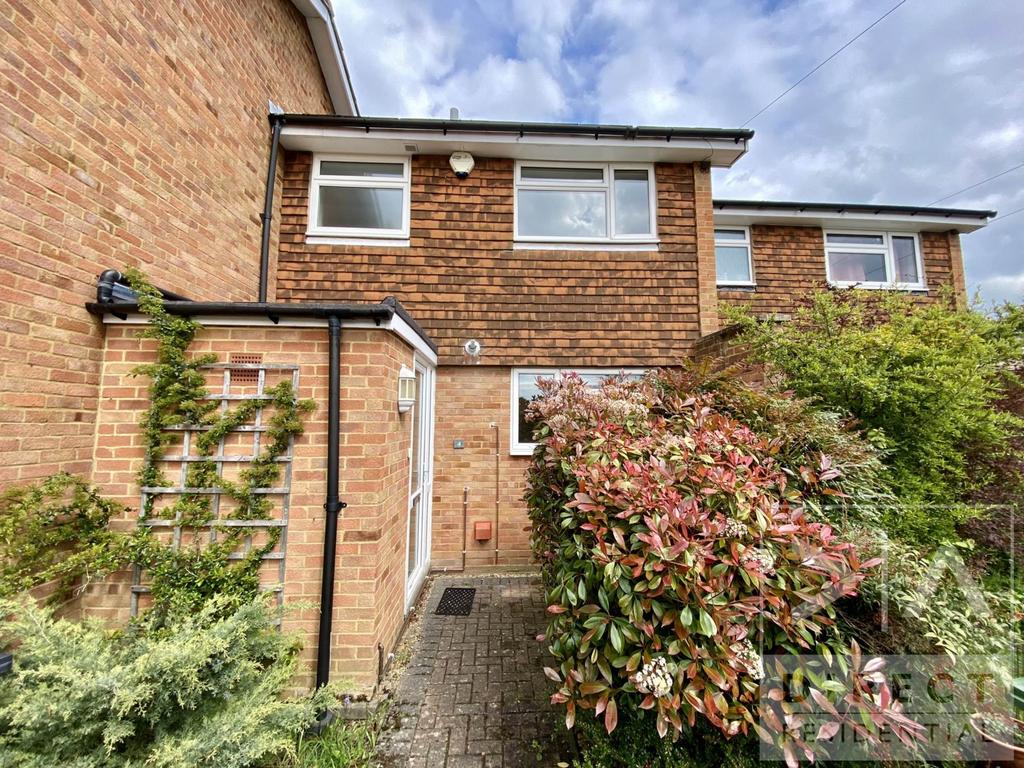 Marneys Close, Epsom KT18 3 bed terraced house - £2,250 pcm (£519 pw)