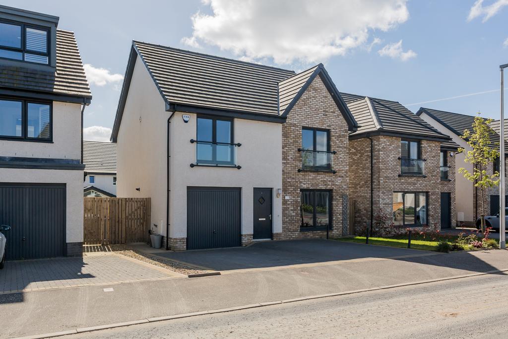 11 Dalbeattie Way, Bishopton, PA7 5RG 4 bed detached house - £359,995