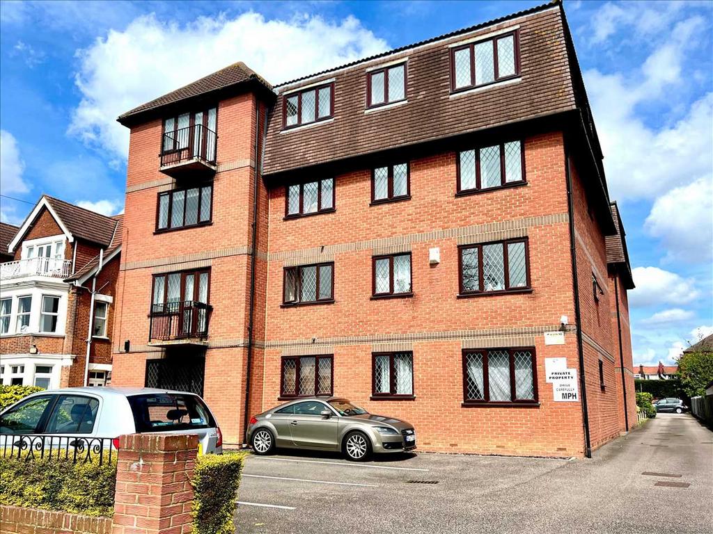 57 Imperial Avenue, Chalkwell SS0 2 bed apartment - £240,000