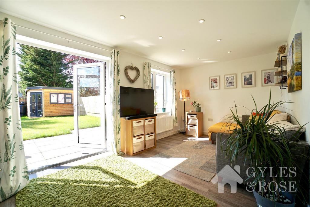 Ozalid Road, Colchester 4 bed link detached house - £425,000
